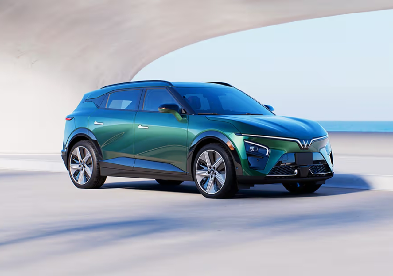 VinFast VF7 to Arrive in July with Futuristic Design and Strong Range ...