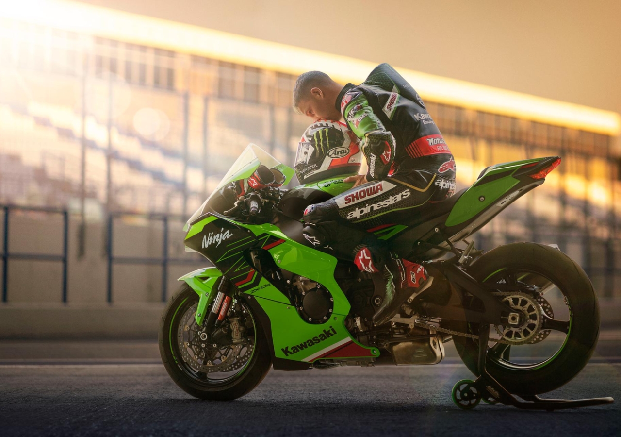 Explore the New Kawasaki Ninja ZX10r 2025 – Engine Specs, Mileage ...