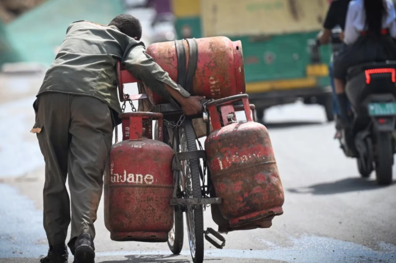 LPG Cylinder Not Delivered After Booking? Know Where to File Complaint ...